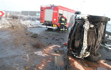Wypadek w Cedzynie koło Kielc Dostawczy bus dosłownie przeleciał nad