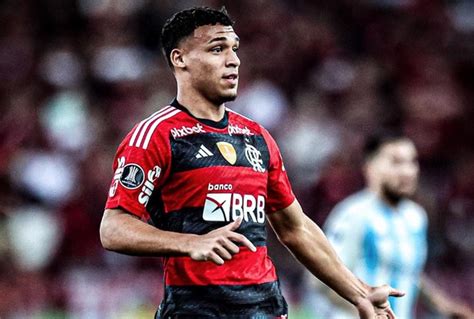 Flamengo encaminha renovação de contrato de Victor HugoJogada 10