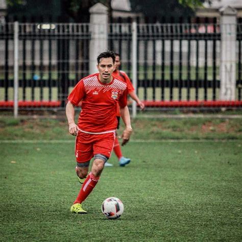 9 Potret Macho Artis Saat Main Sepak Bola Bikin Terpesona