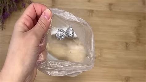 Añade una hoja de papel de aluminio a una bolsa llena de agua que pasa