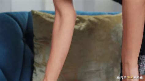 La belle Azul Hermosa se fait tringler par un excité directement dans
