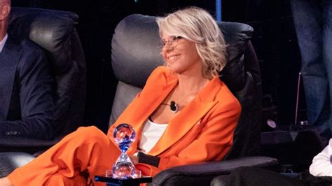 Maria De Filippi a Tu Sì Que Vales in arancione il nuovo look con
