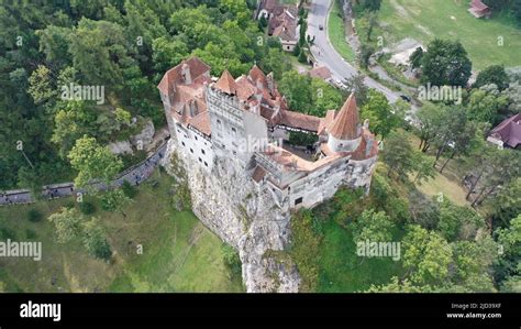 Vue aérienne du château de Bran drone forêt et vue de dessus du