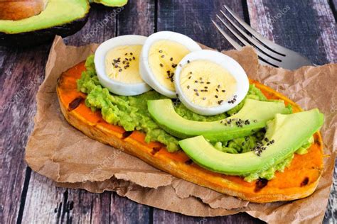 Tostadas de batata con aguacate huevos y semillas de chía Escena de