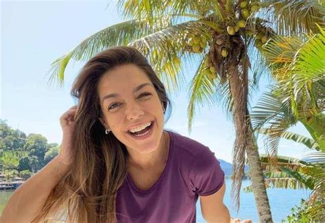 SBT TV Thais Fersoza posa de biquíni e exibe boa forma