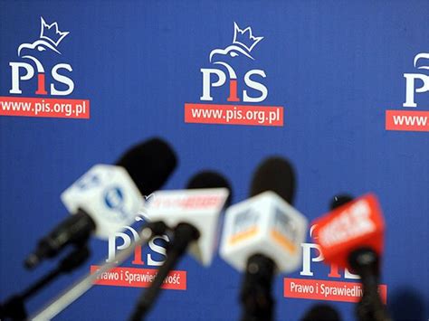 PiS wyraźnie traci poparcie najnowszy sondaż CBOS WP Wiadomości