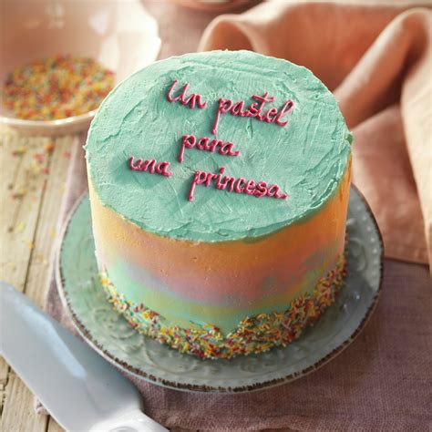 Tarta de cumpleaños con buttercream multicolor