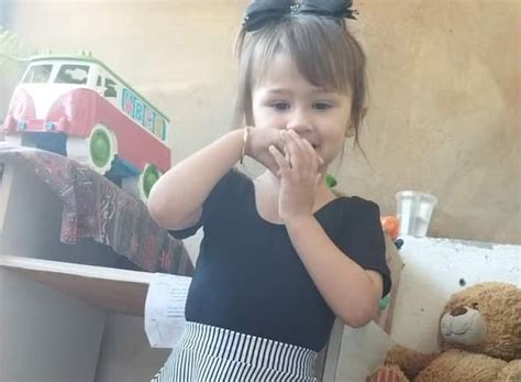 Câmera flagra momento em que mãe e padrasto abandonam mala usada para