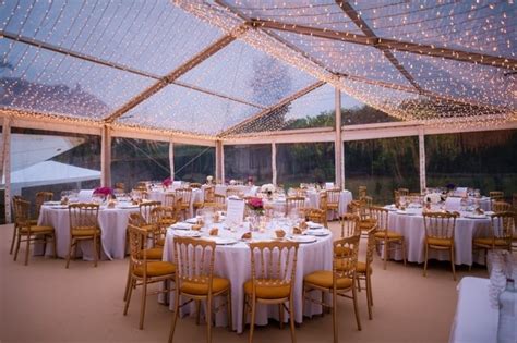 Cómo decorar una carpa de boda