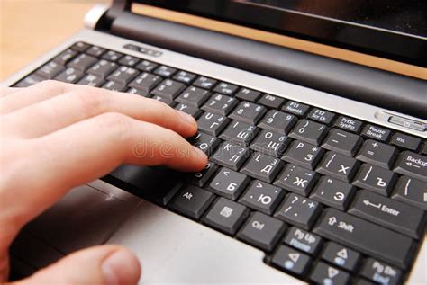 Mãos Que Datilografam No Teclado Do Computador Portátil Imagem de Stock
