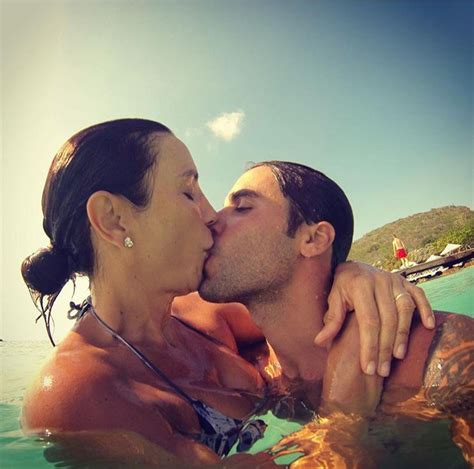 Ivete Sangalo abre álbum de fotos o marido Daniel Cady ao som de