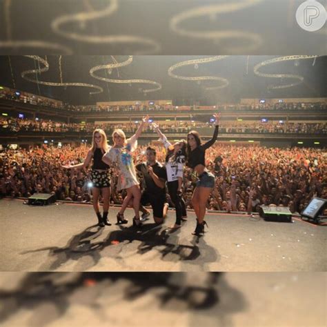 Foto Carla Perez Xanddy E Anitta Posam Juntos No Palco Do Barra Music
