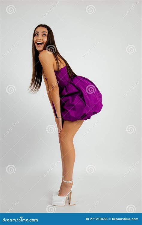 Mujer Morena De Pelo Largo Y Positivo Risible Vestido Con Piernas