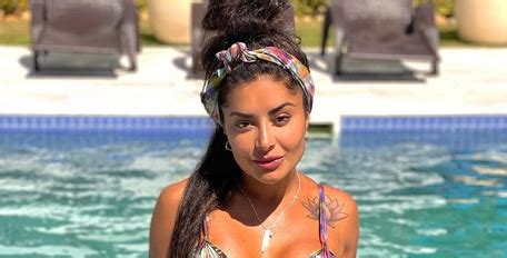 Aline Riscado aproveita dia de sol para exibir corpão só de biquíni em