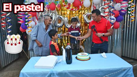 La partida del pastel por el niño Josué fiesta de graduación