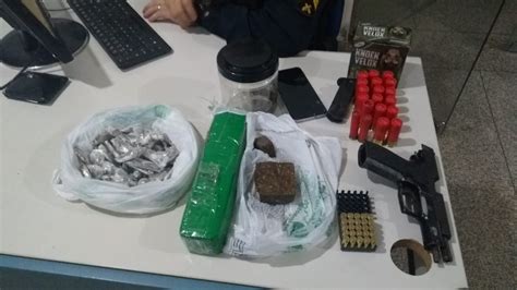 Jovem é preso suspeito de vender drogas por meio de delivery em