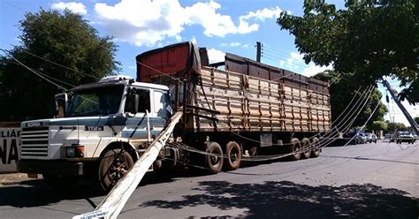 G1 Carreta derruba postes e deixa moradores sem energia em Itápolis