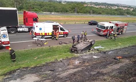 Motorista morre após carro capotar e pegar fogo na rodovia dos
