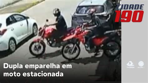 Dupla emparelha em moto estacionada garupeiro desce e furta veículo em