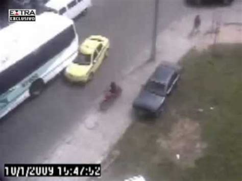 Câmeras da PM flagram perseguição policial a taxi roubado na Zona Oeste