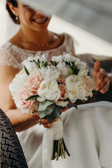 Bouquet de Mariée en Rose et Pivoine Blanche de Mariage Champêtre Chic