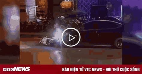Cãi nhau với vợ chồng bám nắp ca pô ô tô trên đoạn đường dài
