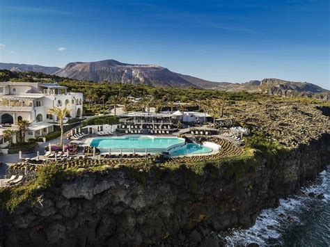 Séjour Sur Mesure de Luxe au Therasia Resort sur l île éolienne de