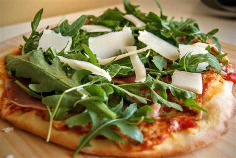 Pizza z rukolą szynką parmeńska i parmezanem undefined