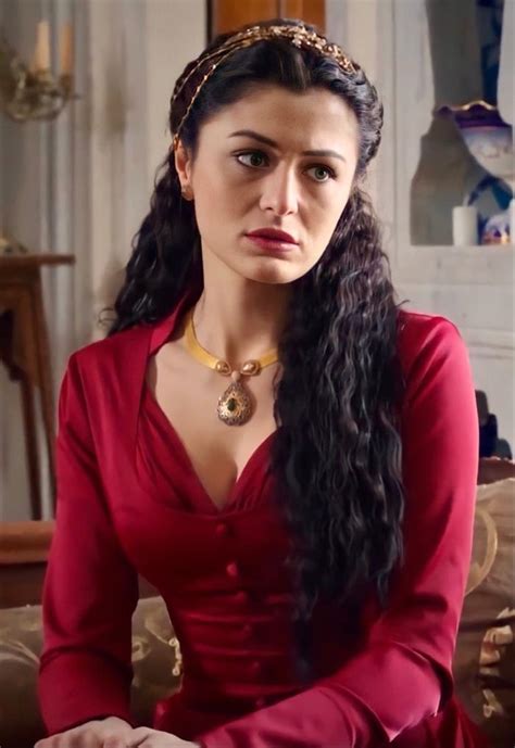 O rol meğer ilk olarak ona teklif edilmiş Muhteşem Yüzyıl da