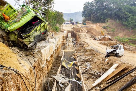 KECELAKAAN BERUNTUN DI TOL CIPULARANG ANTARA Foto