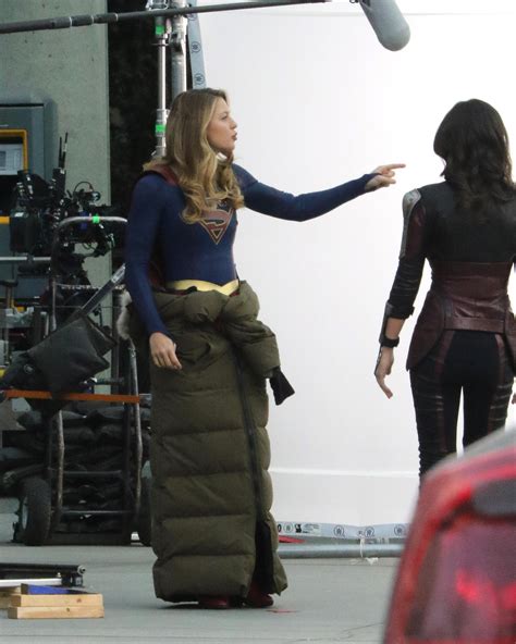 Melissa Benoist And Amy Jackson On The Set Of Supergirl 「スーパーガール」シーズン 3 のふたりの戦うヒロイン、メリッサ・ベノイストと