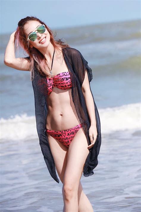 Jennifer Phạm diện bikini nóng bỏng khoe dáng trước biển Sầm Sơn