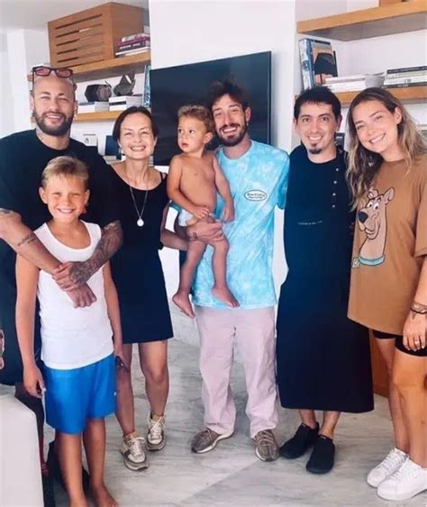 Carol Dantas posa Neymar e o filho deles em mansão e impressiona