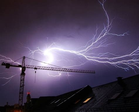 Nocą przejdą silne burze Będą ulewy wichury i gradobicia W tych