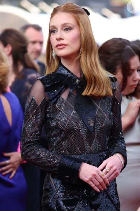 Marina Ruy Barbosa causa polêmica por deixar seios à mostra em look