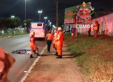Vídeo mulher cai na pista e morre atropelada por ônibus em Samambaia