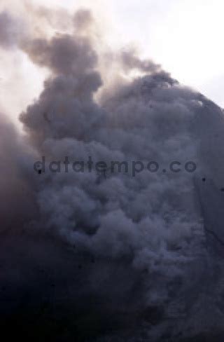 Gunung Merapi Mengeluarkan Awan Panas DATATEMPO