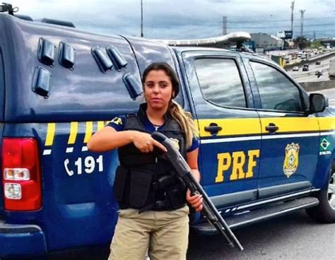 Agente gata da Polícia Rodoviária Federal faz sucesso nas redes sociais