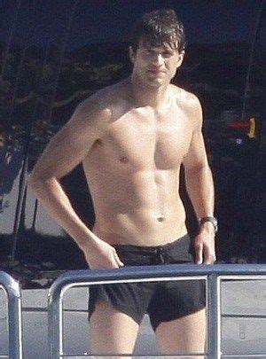 Ashton Kutcher Wiki Weight Height Shoe Size Vital Stats Ashton