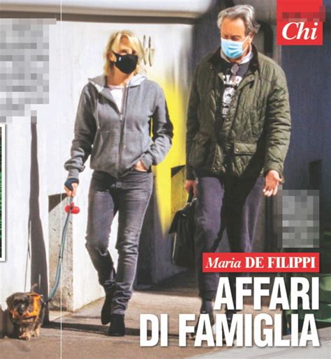 Maria De Filippi Passeggiata Con Il Fratello Giuseppe E L Adorato