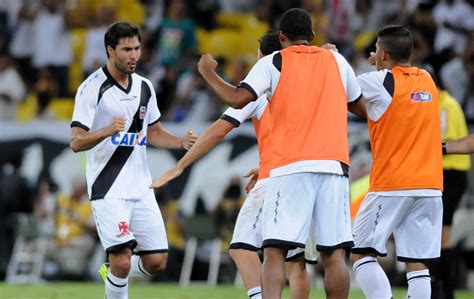 Bota faz dois gols em seis minutos mas Vasco reage e empata jogão