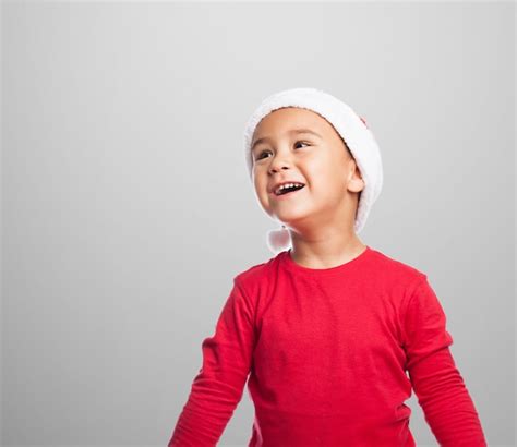 Menino feliz olhando para cima Foto Grátis