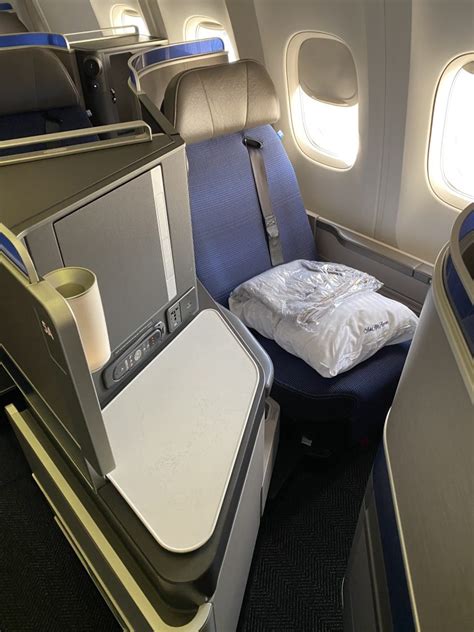 Best Seats On United Polaris Business Classroom Party Desks