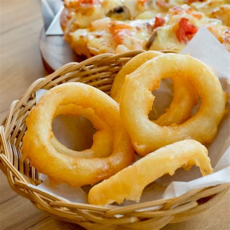 Aros de cebolla fritos plato de acompañamiento comida rápida Foto