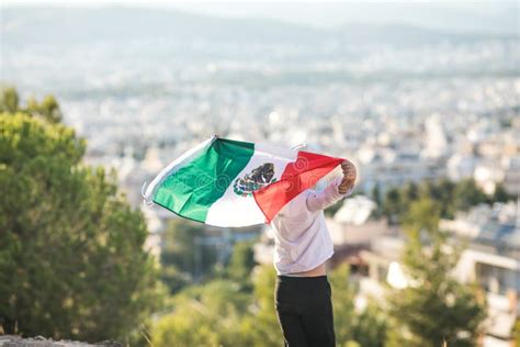 Gente Con Bandera De México Imagen de archivo Imagen de mexicano