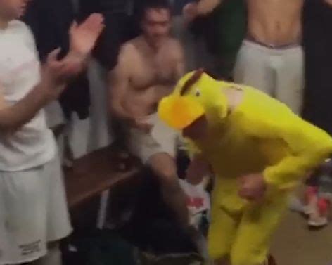 Vidéo La célébration de la poule dans un vestiaire amateur via