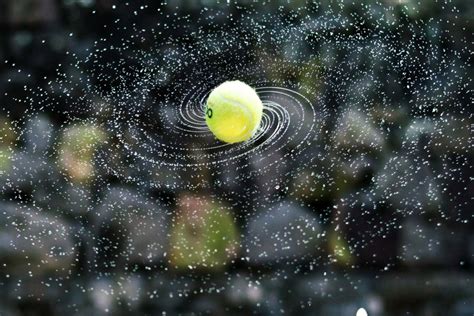 Una Pelota De Tenis Mojada Dando Giros 78027