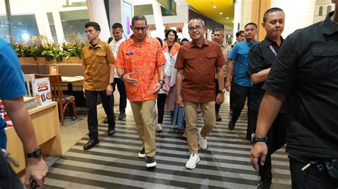 Menparekraf Berikan Jaket Untuk Kadisparbud Jabar Di Puncak Kegiatan