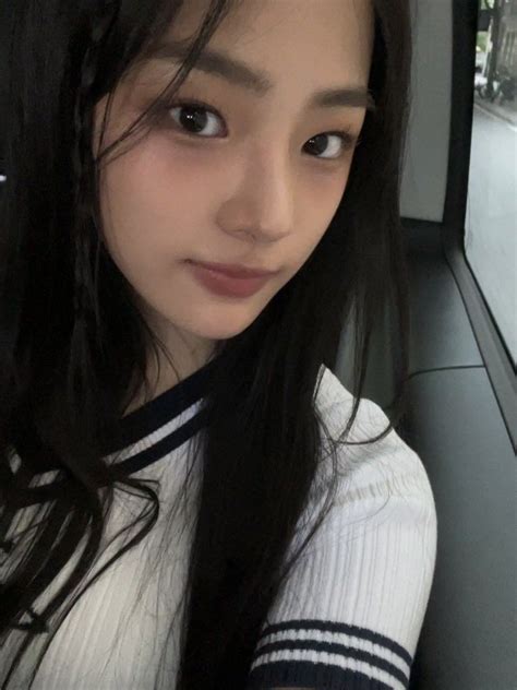 NEWJEANS KIM MINJI ICON SELCA TWITTER INSTAGRAM PHONING UPDATE KPOP