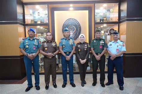 KAJATI JATIM MENERIMA KUNJUNGAN KASKOGARTAP III SURABAYA Kejaksaan